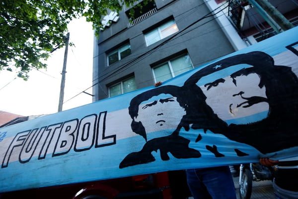 Após morte de Maradona, papa Francisco o homenageia em orações | Metrópoles