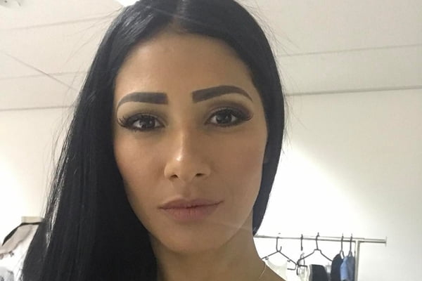 Simaria mostra boa forma ao posar de top e saia com transparência ...