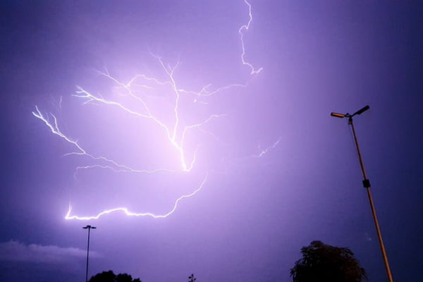 Mundo invertido? Fotógrafo clica raios explodindo para o espaço. Vídeo ...