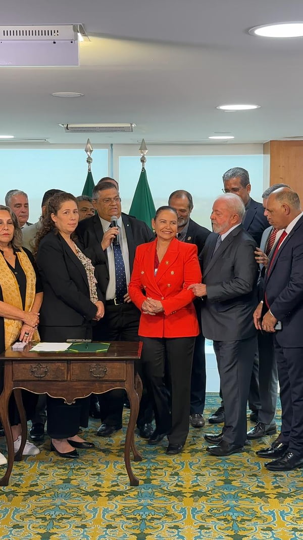 Lula assina projeto com reajuste de 18% para policiais e bombeiros do ... Lula assina projeto com reajuste de 18% para policiais e bombeiros do ...