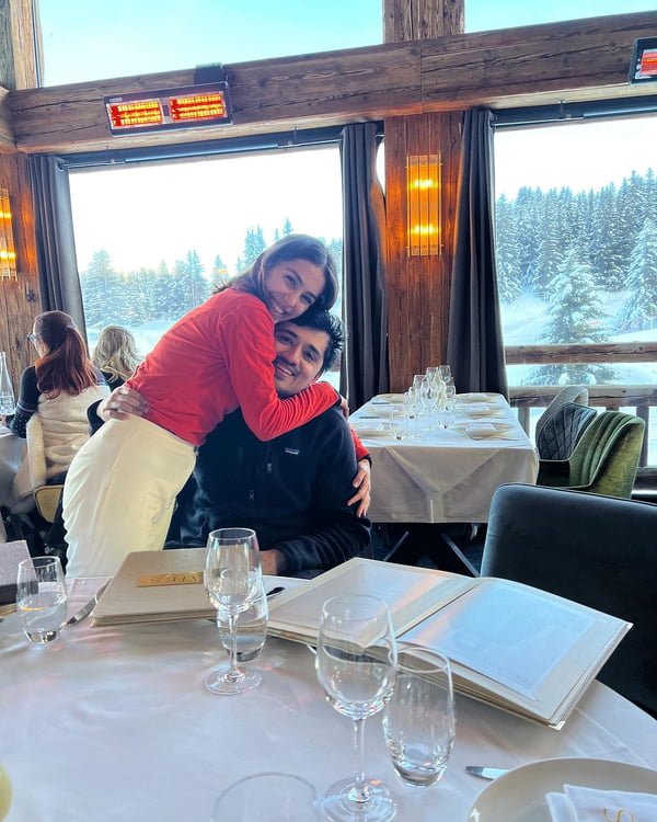 Quem é o herdeiro de indianos que casou com a filha de Carolina Ferraz ...