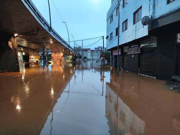 Rodoviária de Porto Alegre fica alagada e viagens são canceladas ...